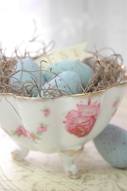 27 Charming Vintage Easter Décor Ideas - DigsDigs