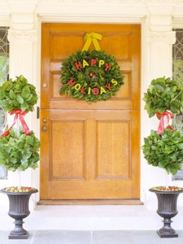 33 Holiday Wreaths Door Decor Ideas - DigsDigs