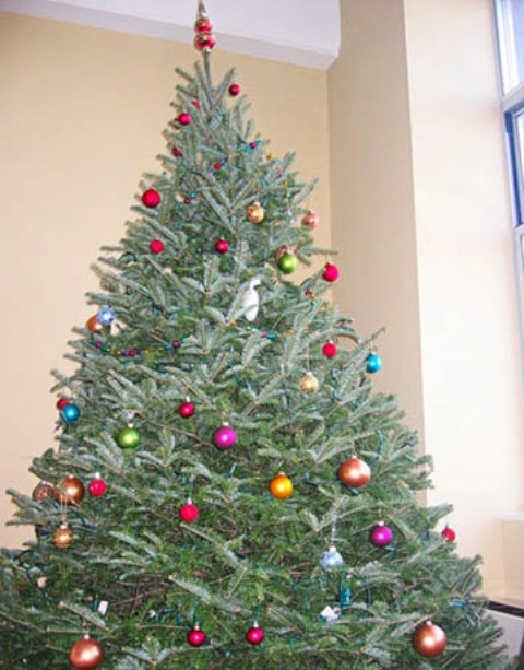 54 Colorful Christmas Inspiring Decor Ideas - DigsDigs