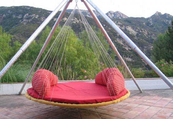 Floating Bed For Enjoying Staying Outdoors - DigsDigs