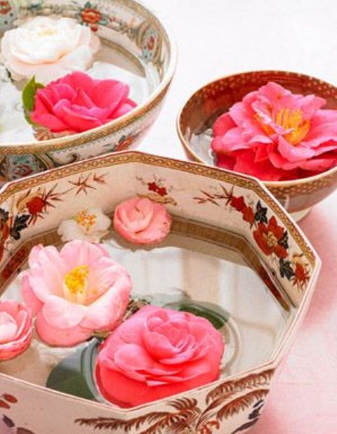 Summer Home Décor: 26 Floating Flowers Arrangements - DigsDigs