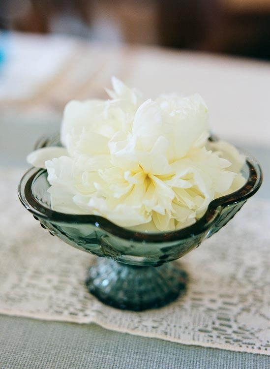 Summer Home Décor: 26 Floating Flowers Arrangements - DigsDigs