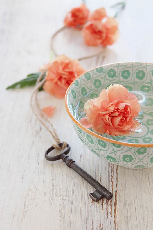 Summer Home Décor: 26 Floating Flowers Arrangements - DigsDigs