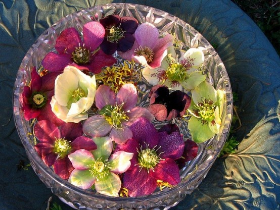 Summer Home Décor: 26 Floating Flowers Arrangements - DigsDigs