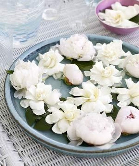 Summer Home Décor: 26 Floating Flowers Arrangements - DigsDigs