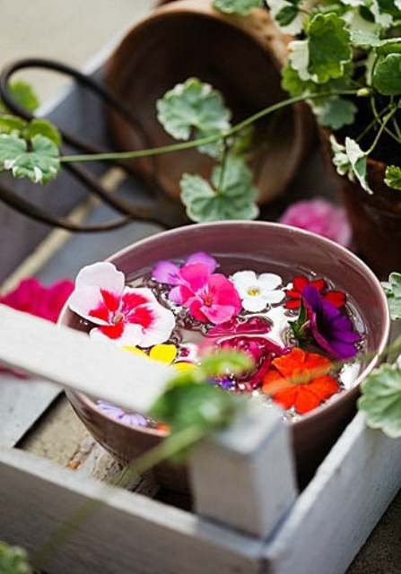 Summer Home Décor: 26 Floating Flowers Arrangements - DigsDigs