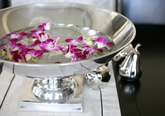 Summer Home Décor: 26 Floating Flowers Arrangements - DigsDigs