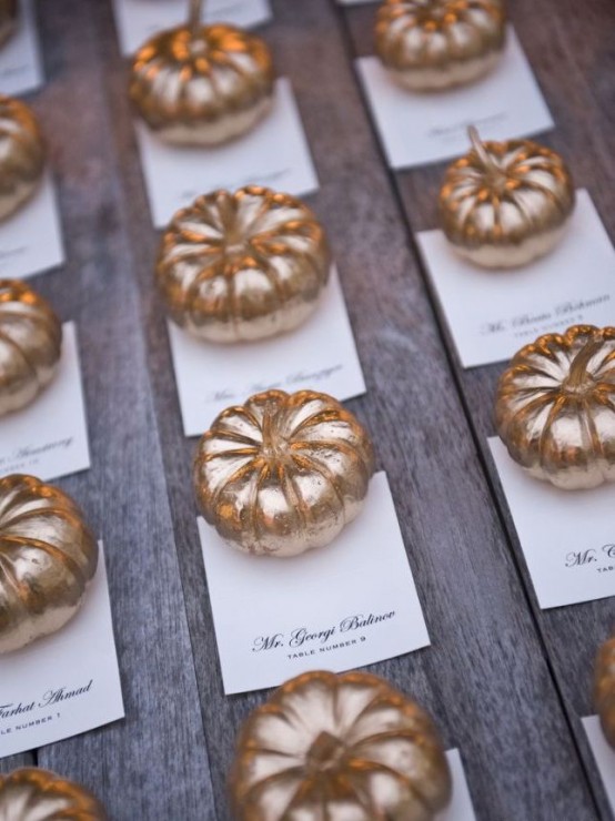 46 Gold Thanksgiving Décor Ideas - DigsDigs