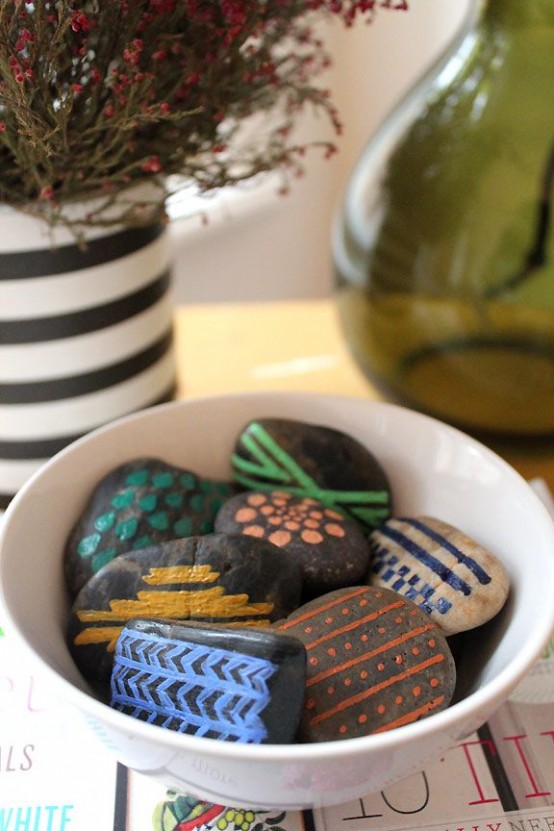 How To Incorporate Pebbles Into Your Home Décor: 28 Ideas - DigsDigs