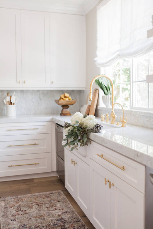 Super Simple Yet Very Refined White Kitchen Design - DigsDigs