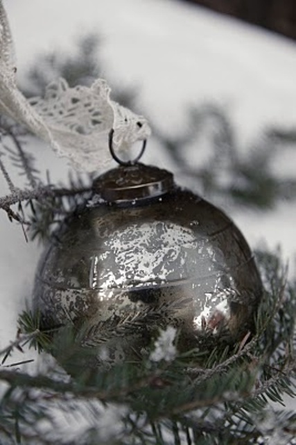 38 Stylish Christmas Décor Ideas In All Shades Of Grey - DigsDigs