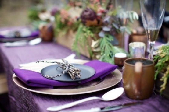 38 Thanksgiving Table Settings In Dramatic Purple - DigsDigs