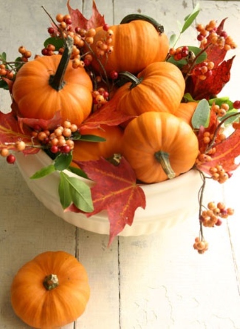 30 Cool Ways To Use Autumn Leaves For Fall Home Décor - DigsDigs